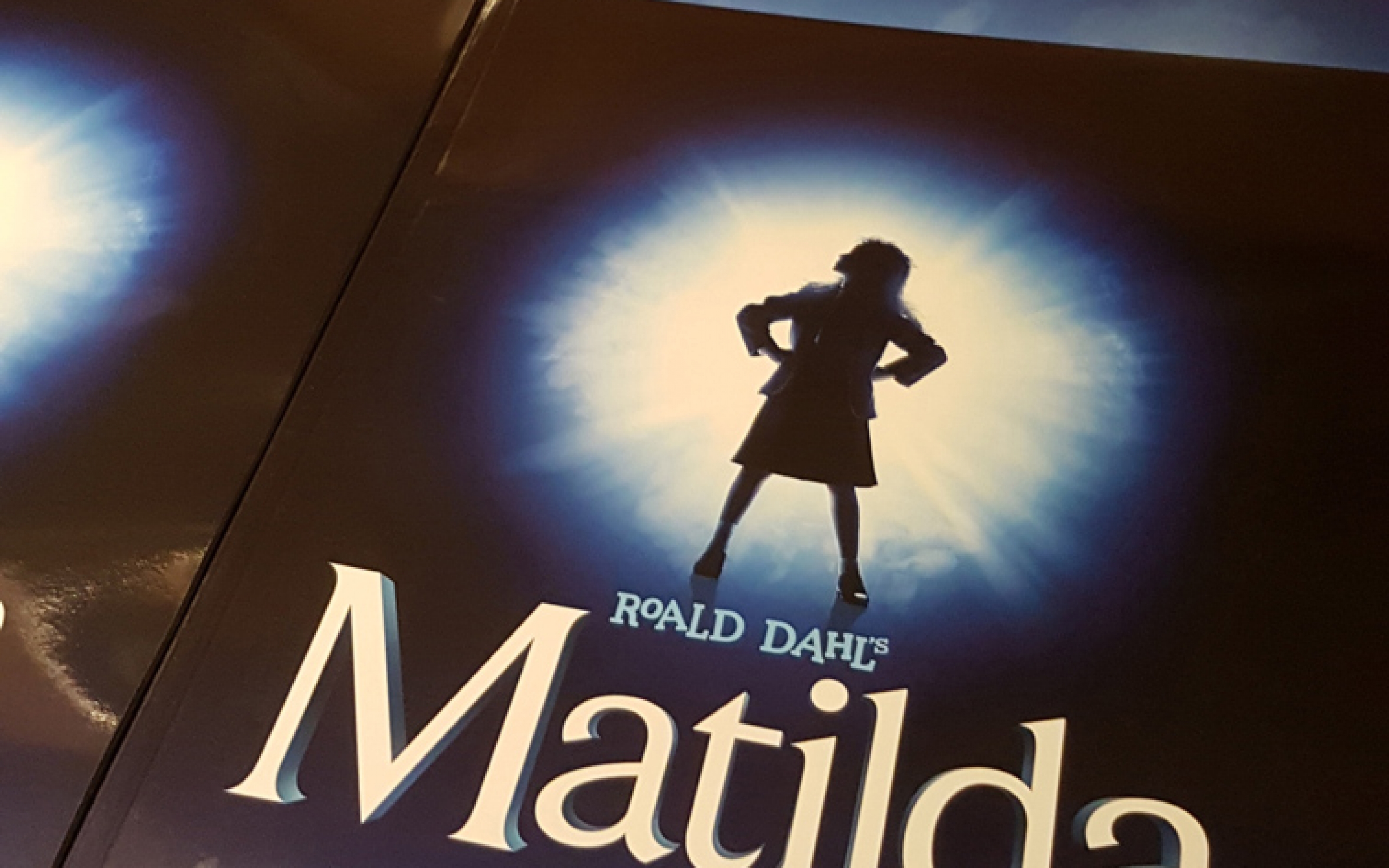ΦΩΤΟΓΡΑΦΙΕΣ ΑΠΟ ΤΗΝ ΕΠΙΣΗΜΗ ΠΡΕΜΙΕΡΑ ΤΟΥ MATILDA ΤΟ ΜΙΟΥΖΙΚΑΛ - Θέατρο ...